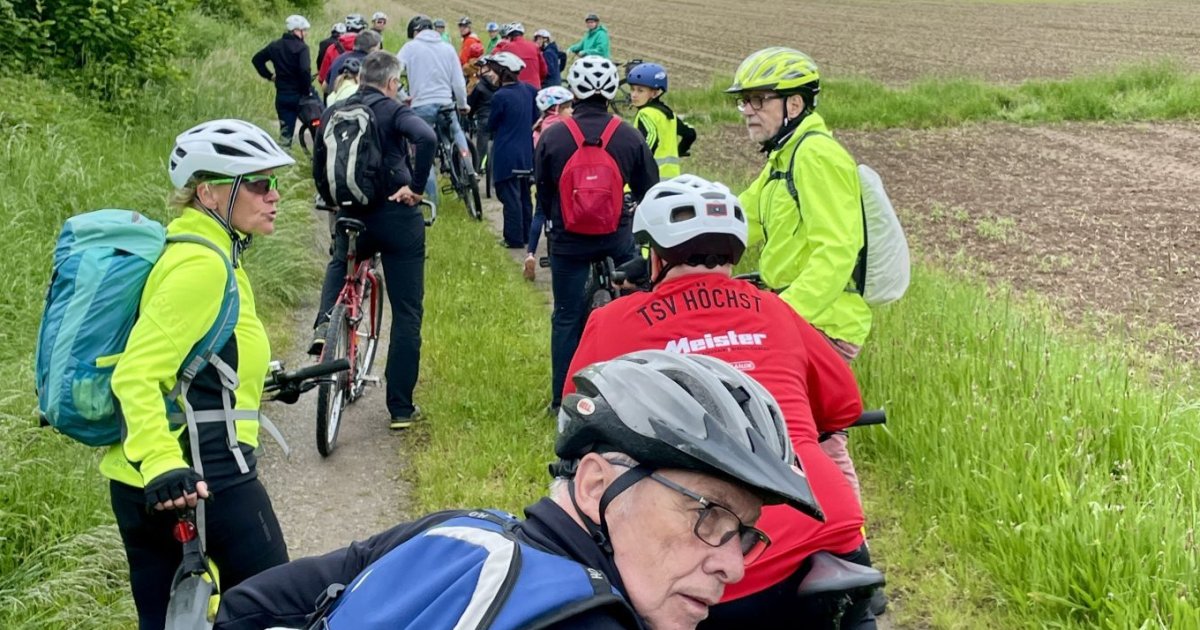 Viele Teilnehmer beim Stadtradeln mit Bürgermeister Jens Fröhlich ...